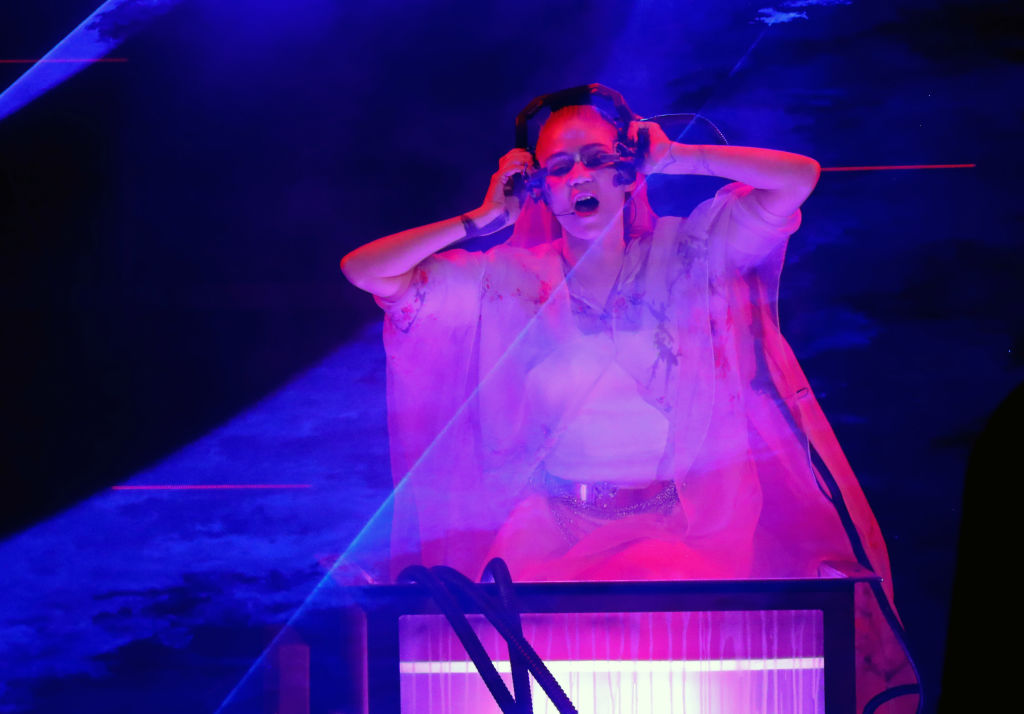 Watch Grimes Debut New Song "Welcome To The Opera" During DJ Set At ...