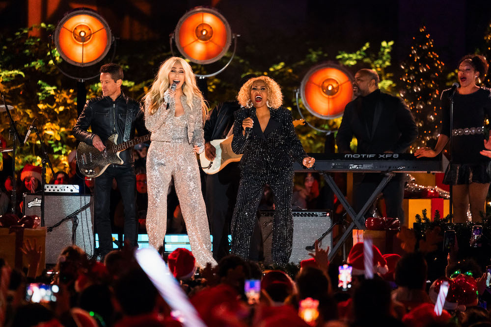 Watch Cher & Darlene Love Sing "Christmas (Baby Please Come Home ...