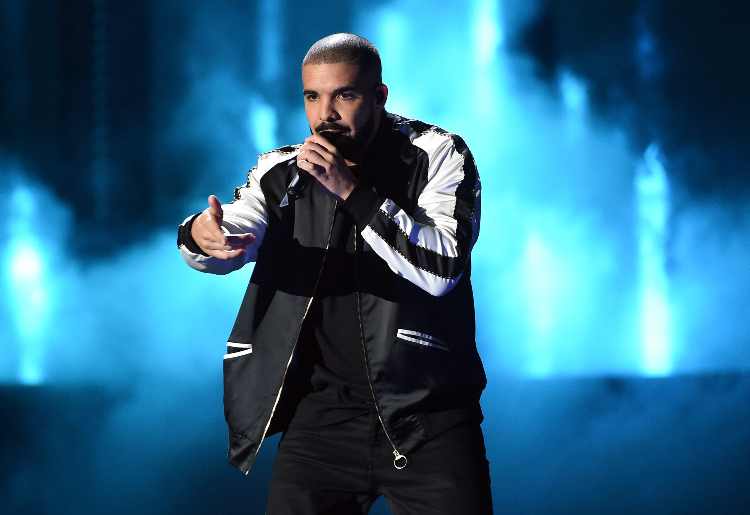 Drake Sings "Wah Gwan Delilah" Live For The First Time And Announces ...