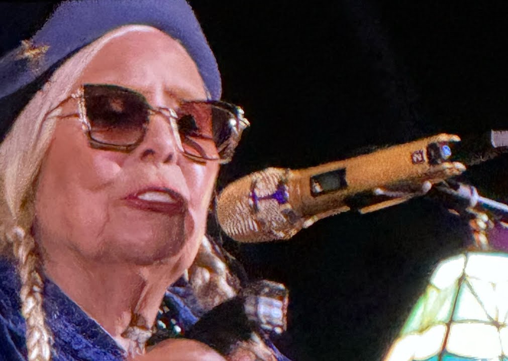Joni Mitchell Sang Classics She Hadn’t Performed In Decades, Dissed ...