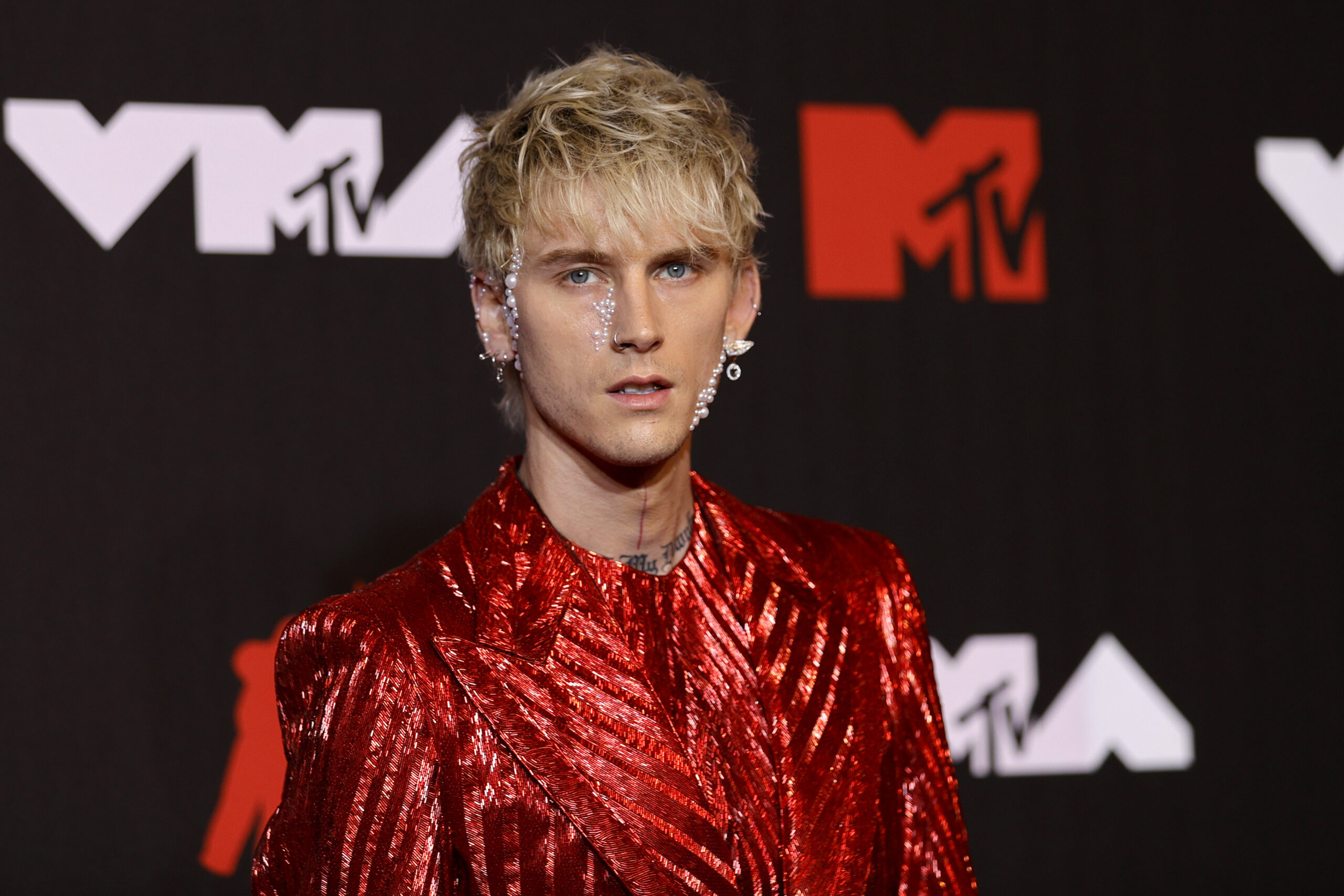 Machine Gun Kelly Responds To Exclusion From AI-Generated "White Rapper ...