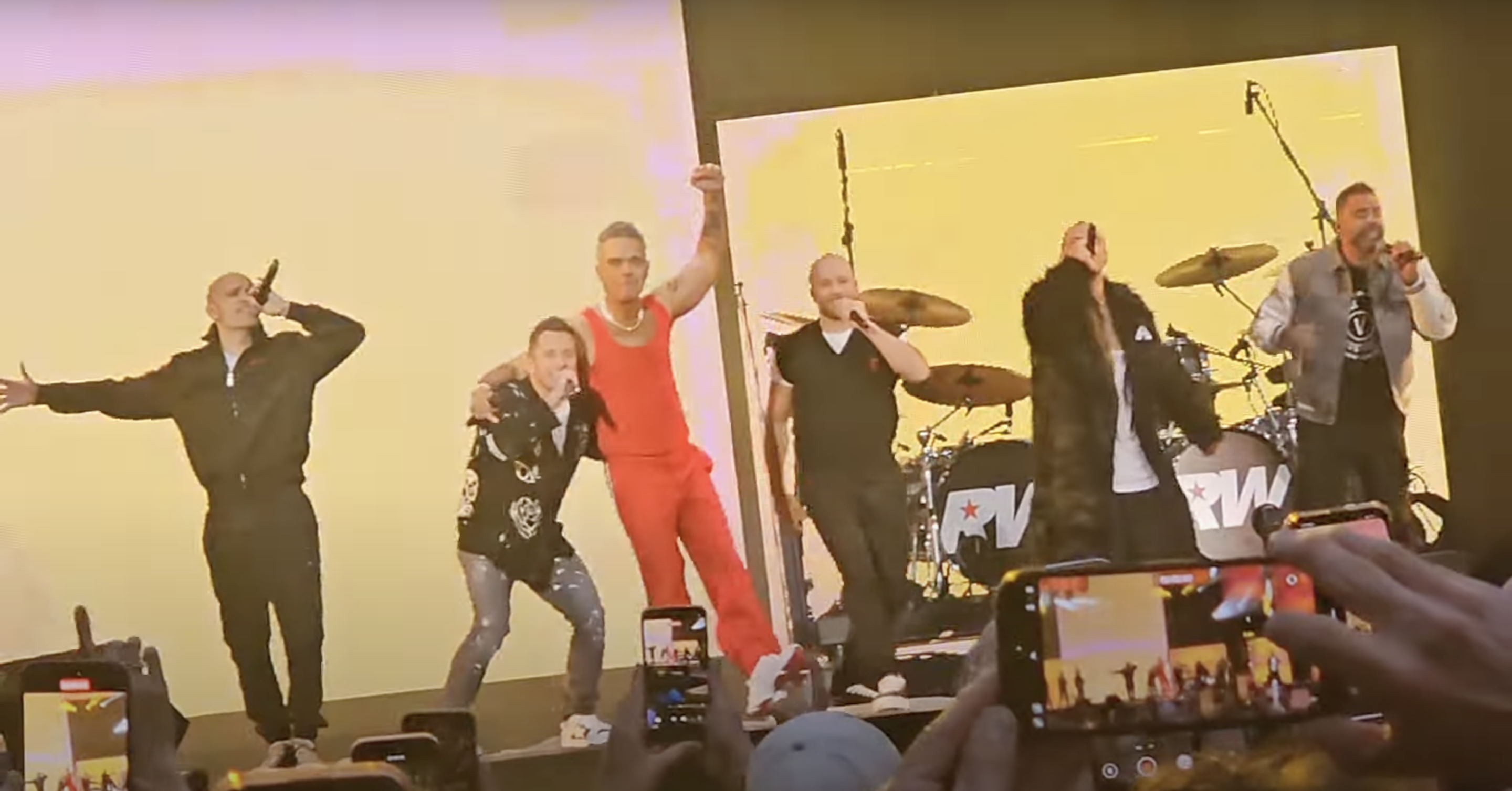 Robbie Williams Reunites All Five Members Of Boy Band 5ive For The ...