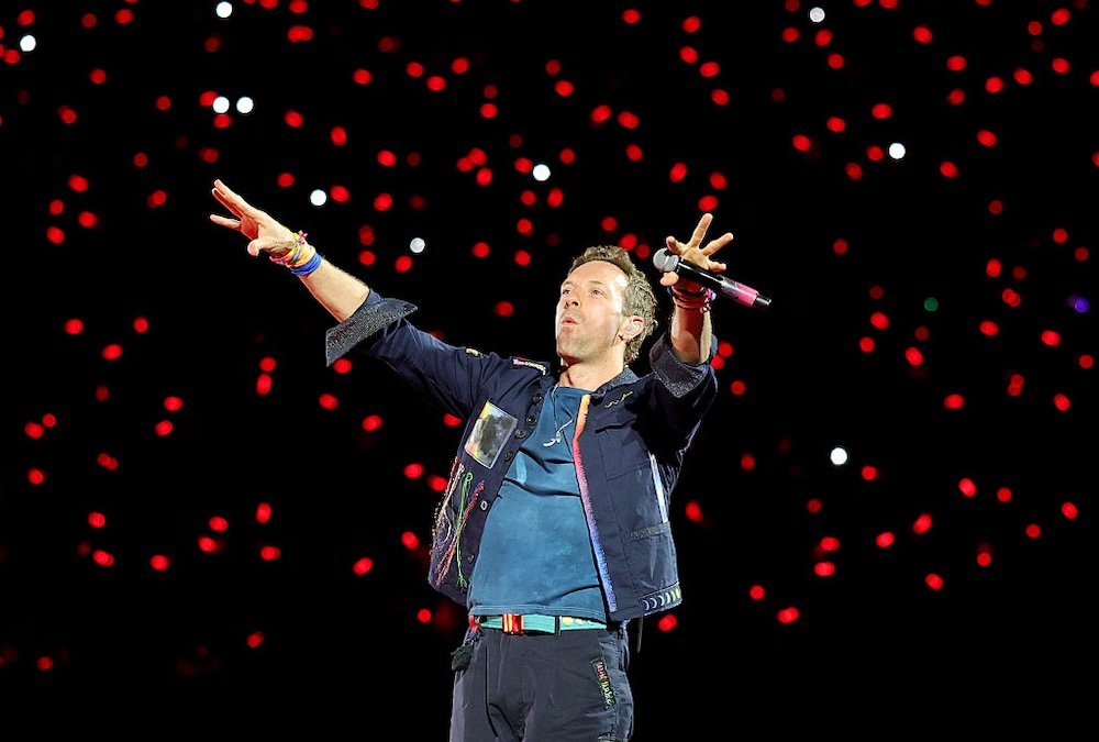 Coldplay Bring Tour To England With Kiss Cam Disclaimer, Oasis Tributes ...